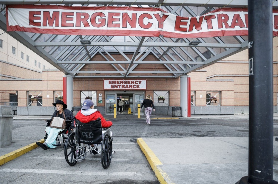 Alberta ER doc challenges premier to come on shift, see patients wait in hallways ...